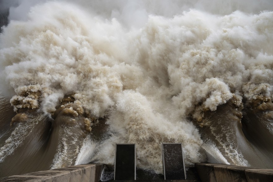 Flood warnings as water pours from Vaal Dam - South Africa Today